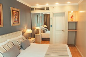 Quarto Júnior | Roupa hipoalergénica, minibar, cofre no quarto, secretária 