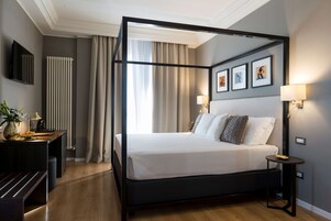 Quarto Deluxe | Roupa de alta qualidade, edredões de penas, minibar, cofre no quarto