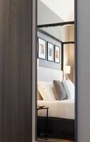 Quarto Deluxe | Roupa de alta qualidade, edredões de penas, minibar, cofre no quarto 