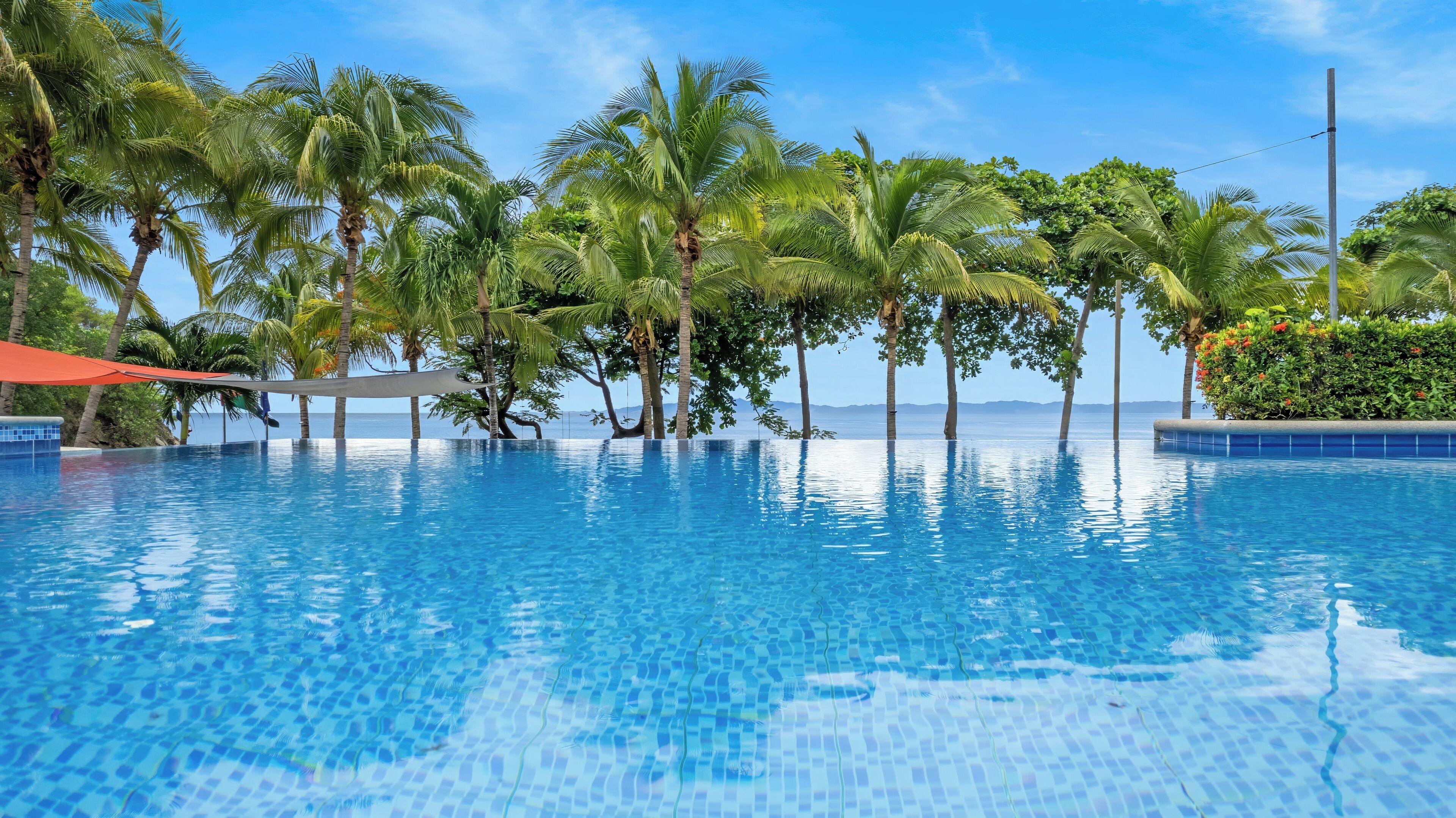 2 piscinas externas, funciona das 5h às 22h, guarda-sóis