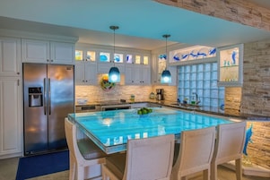 Villa Flying H | Cozinha privada | Geladeira, micro-ondas, fogão, lava-louças