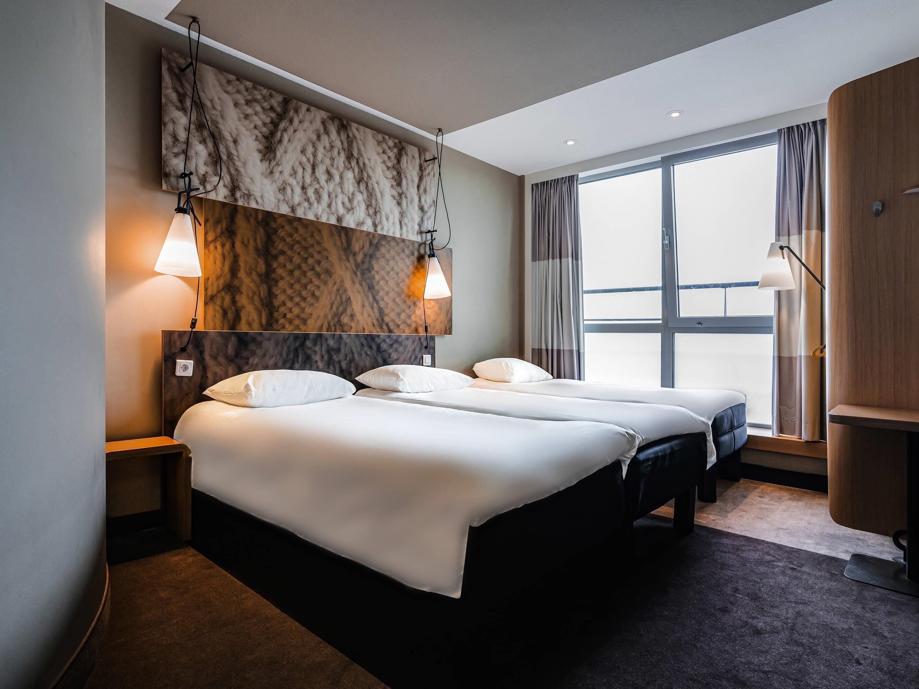 Quarto Triplo, 3 camas individuais | Roupa hipoalergénica, cofre no quarto, secretária 