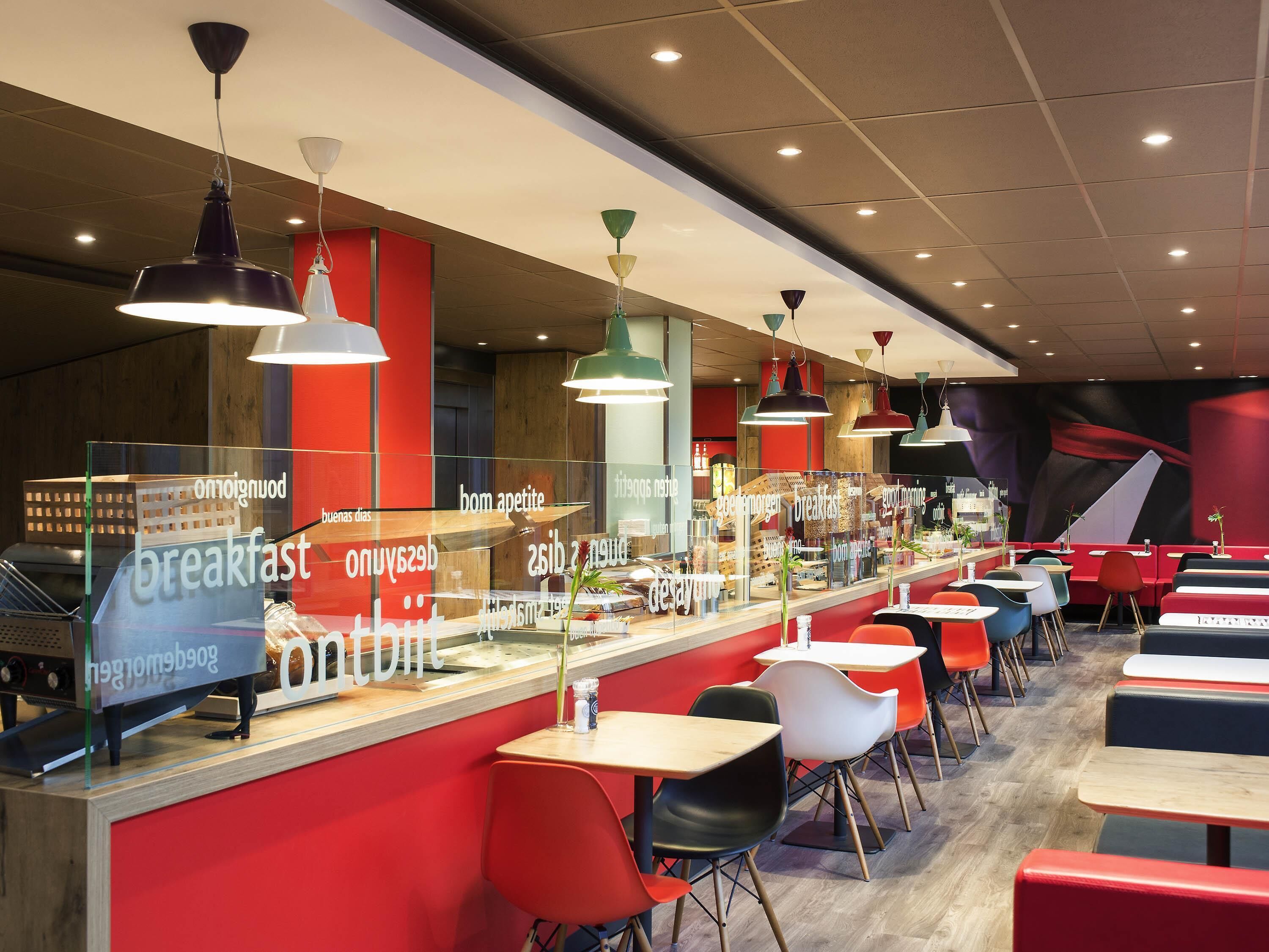 Pequeno-almoço self-service diário mediante uma taxa 
