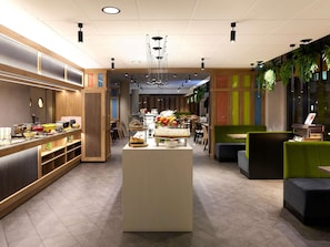 Pequeno-almoço tipo buffet diário (22 EUR por pessoa)