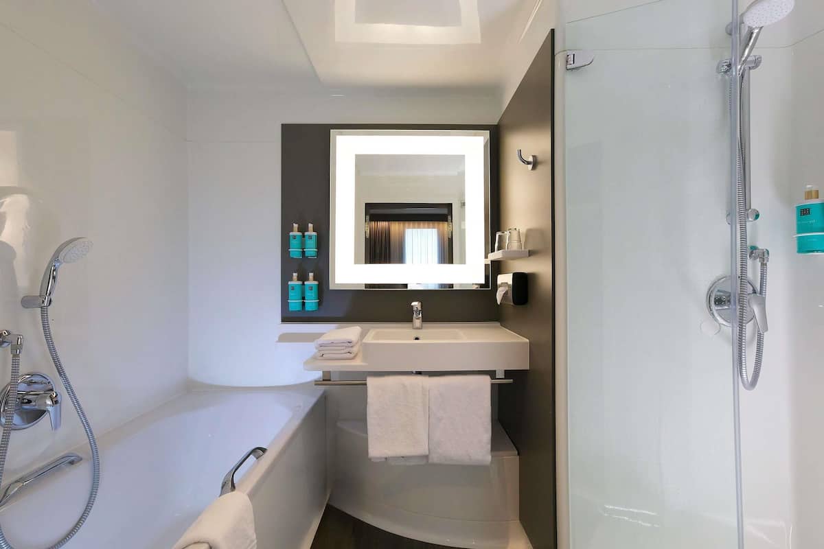 1 quarto, roupa hipoalergénica, cofre com capacidade para portátil