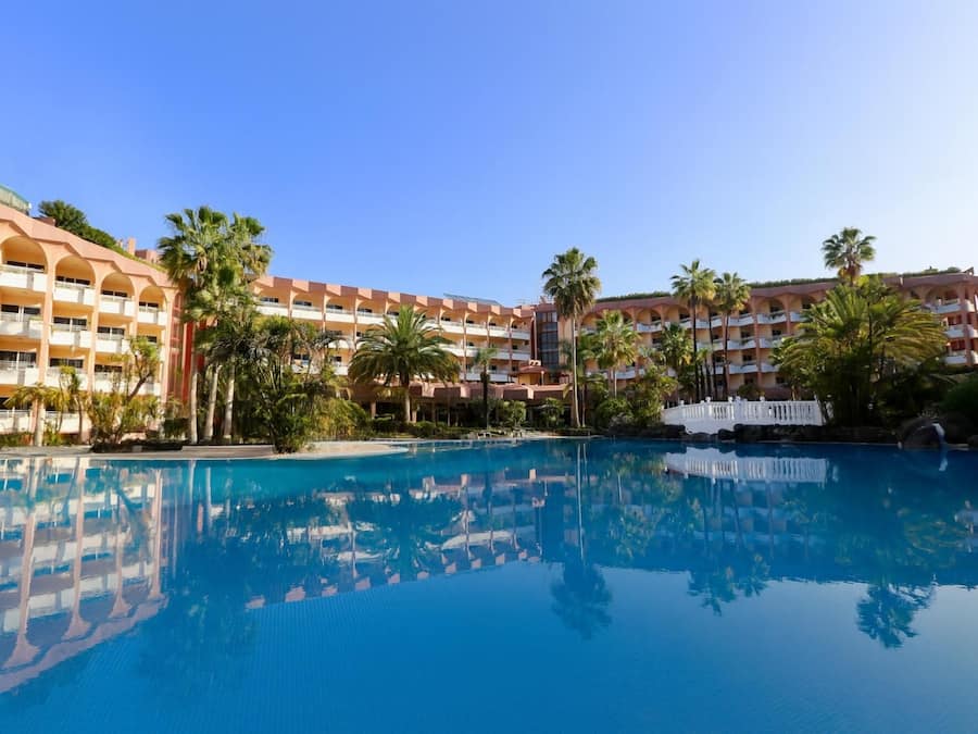 2 piscinas externas, guarda-sóis, espreguiçadeiras