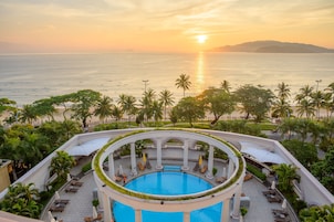 2 piscinas exteriores, da(s) 6:00 à(s) 20:00, guarda-sóis
