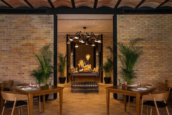 12 restaurantes, pequenos-almoços servidos, cozinha internacional