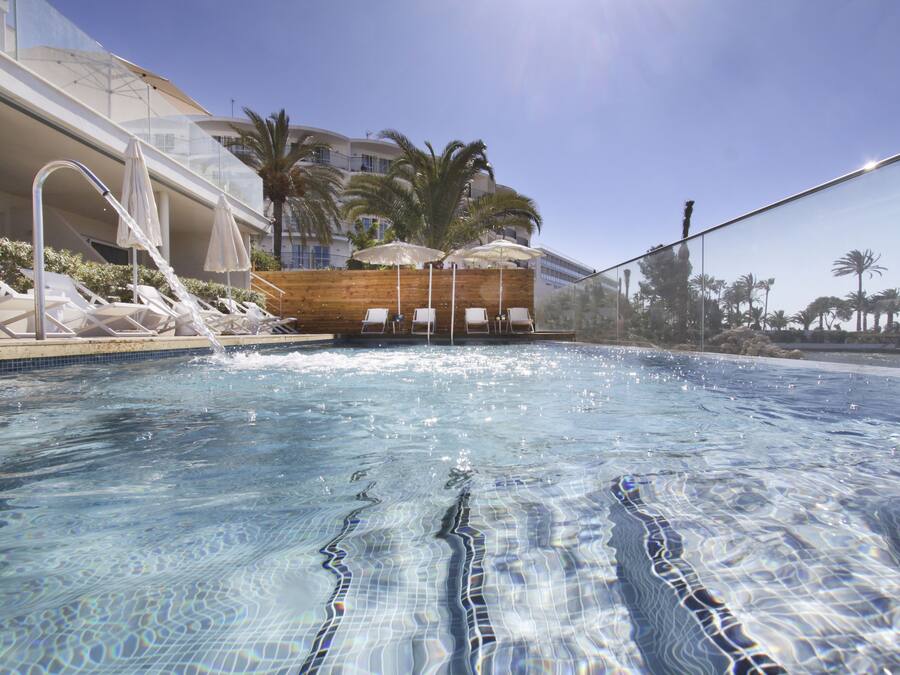 Piscina externa, funciona das 8h às 20h, guarda-sóis, espreguiçadeiras