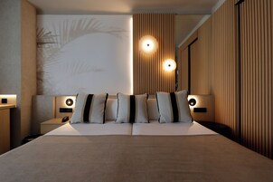 Frigobar, escrivaninha, cortinas blackout, quartos à prova de som