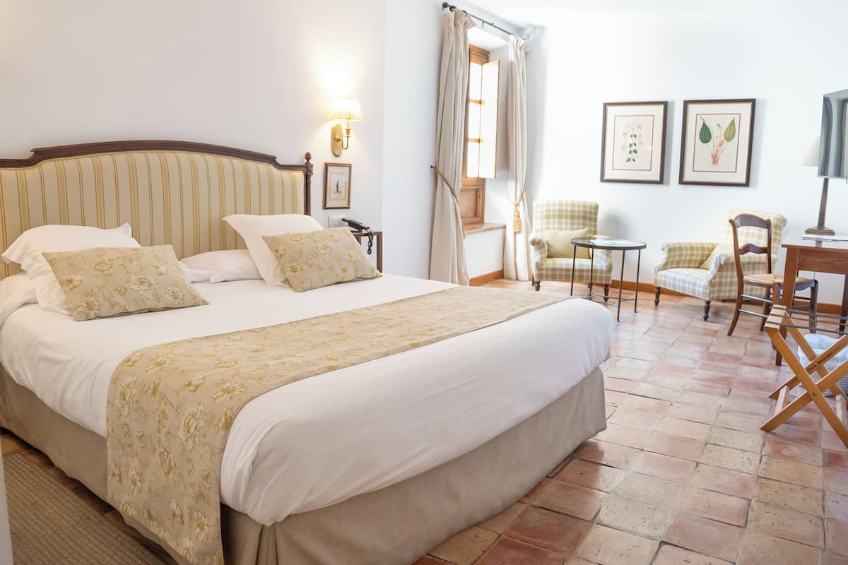 Quarto casal clássico, 1 cama King | 1 quarto, frigobar, cofres nos quartos, individualmente decorados