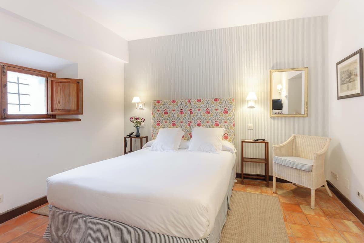 Quarto casal empresarial de uso individual | 1 quarto, frigobar, cofres nos quartos, individualmente decorados