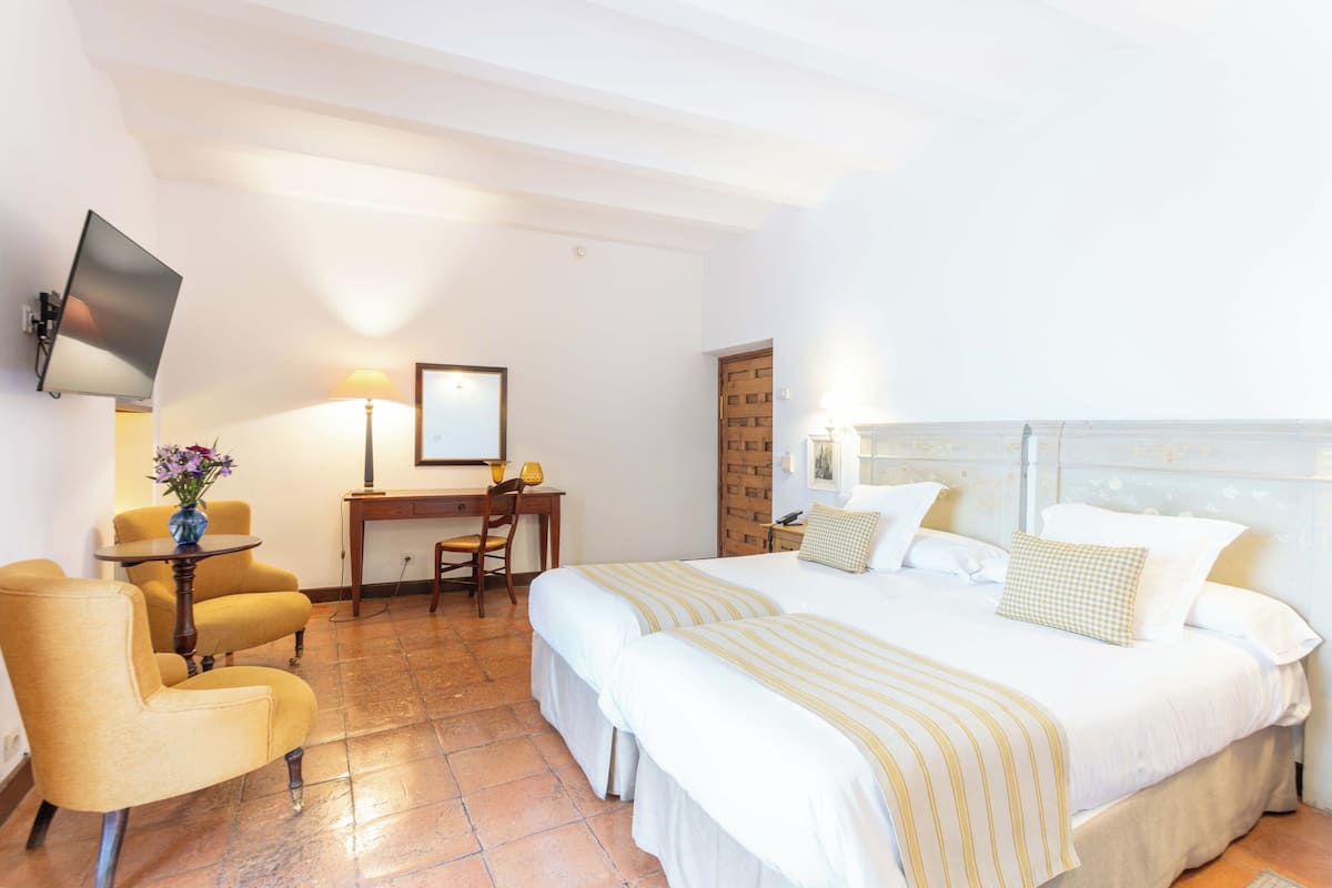Quarto casal standard | 1 quarto, frigobar, cofres nos quartos, individualmente decorados