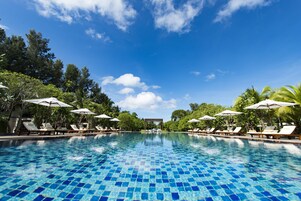 Piscina externa, funciona das 10h às 20h, guarda-sóis, espreguiçadeiras