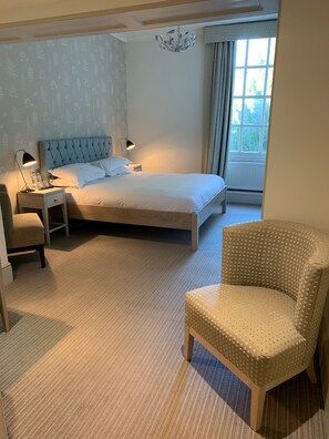 Quarto casal luxo | Roupas de cama antialérgicas, cofres nos quartos, escrivaninha