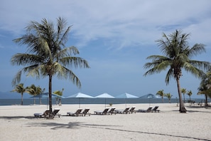 Uma praia privada, praia de areia branca, espreguiçadeiras 