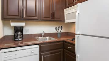Geladeira grande, micro-ondas, cooktop, lava-louças