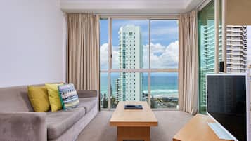 Apartamento, 1 quarto, vista para o oceano | Sala de estar | Televisor de ecrã plano de 32 polegadas com canais por cabo, televisor