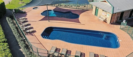 2 piscinas exteriores