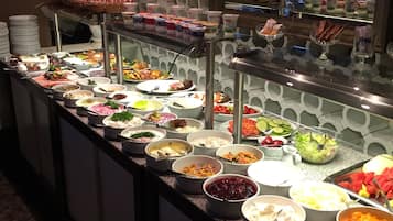 Pequeno-almoço tipo buffet diário (20 EUR por pessoa)