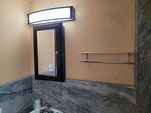 Uma combinação polibã/banheira, artigos de higiene pessoal grátis 