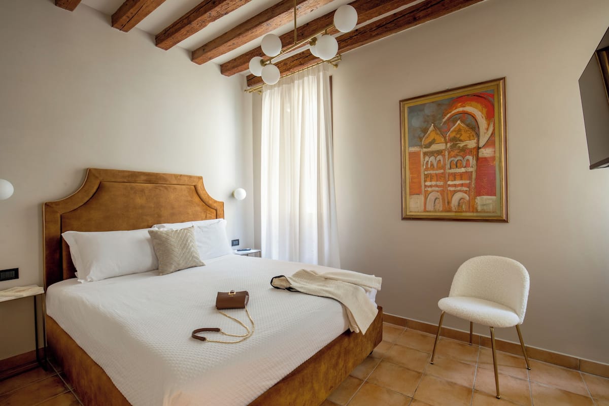 Quarto standard | Edredons de pluma, frigobar, escrivaninha