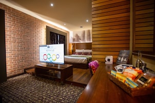 Quarto casal executivo | Escrivaninha, ferros/tábuas de passar roupa, berços grátis