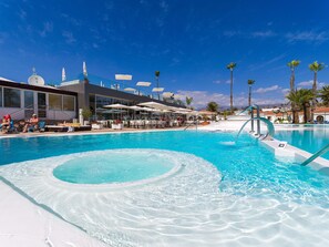 Piscina exterior, guarda-sóis, espreguiçadeiras 