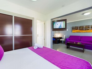 Suite Júnior | Minibar, secretária, cortinas/cortinados opacos 