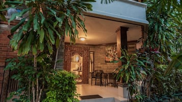 Quarto Superior, vista para o jardim | Terraço/pátio interior