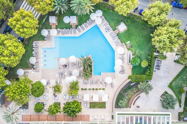 Piscina interna, 4 piscinas externas, espreguiçadeiras