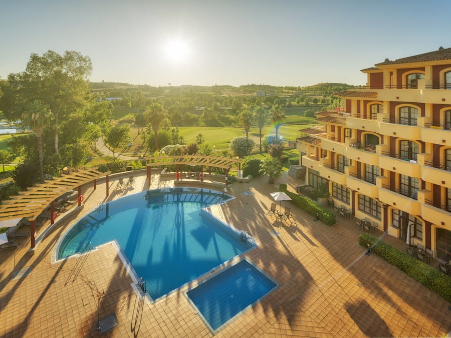 Piscina exterior sazonal, guarda-sóis, espreguiçadeiras