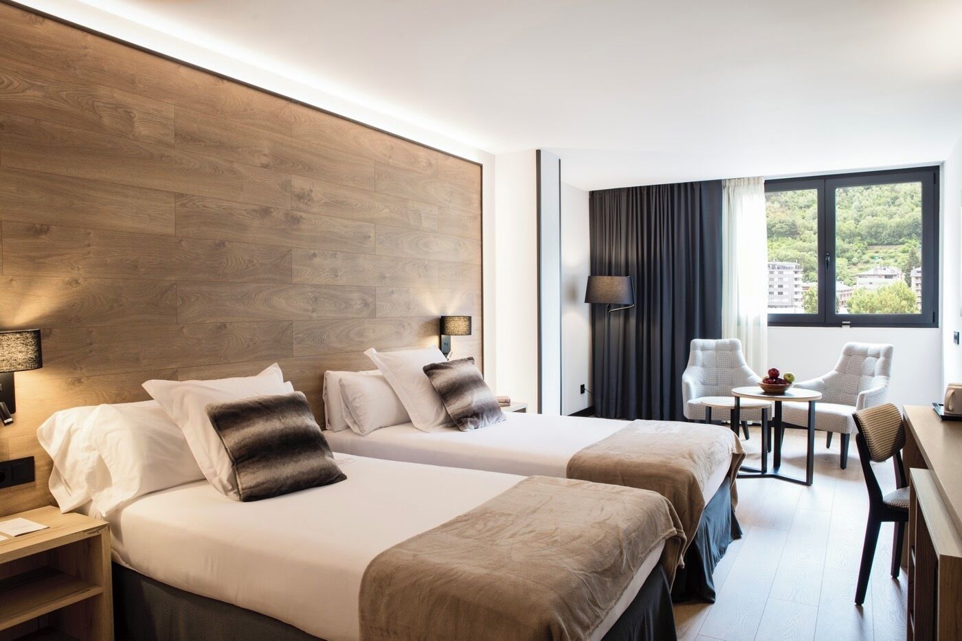 Roupa de alta qualidade, edredões de penas, minibar, cofre no quarto 