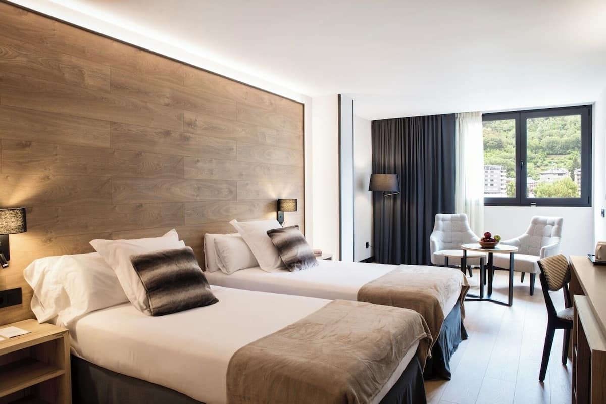 Roupa de alta qualidade, edredões de penas, minibar, cofre no quarto