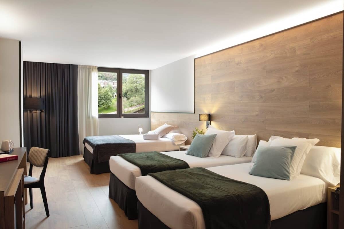 Roupa de alta qualidade, edredões de penas, minibar, cofre no quarto