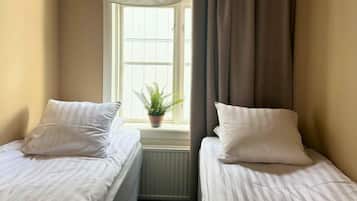Apartamento família, várias camas, para não fumantes, banheiro privativo (External Building) | 1 quarto, roupas de cama antialérgicas, edredons de pluma, escrivaninha