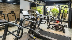 Academia com esteiras, elípticos e equipamentos de musculação.