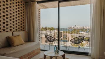 Quarto premium, terraço, vista para o mar | 1 quarto, roupas de cama antialérgicas, frigobar, cofres nos quartos