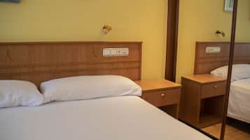 Quarto triplo | Cofres nos quartos, escrivaninha, cortinas blackout
