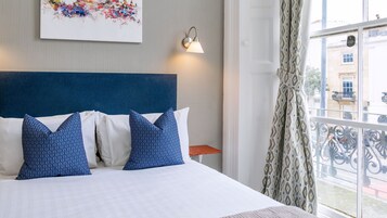 Quarto Duplo | Com decoração personalizada, com mobília individualizada, secretária 