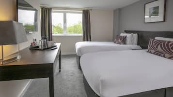 1 quarto, cofre no quarto, secretária, ferro/tábua de engomar