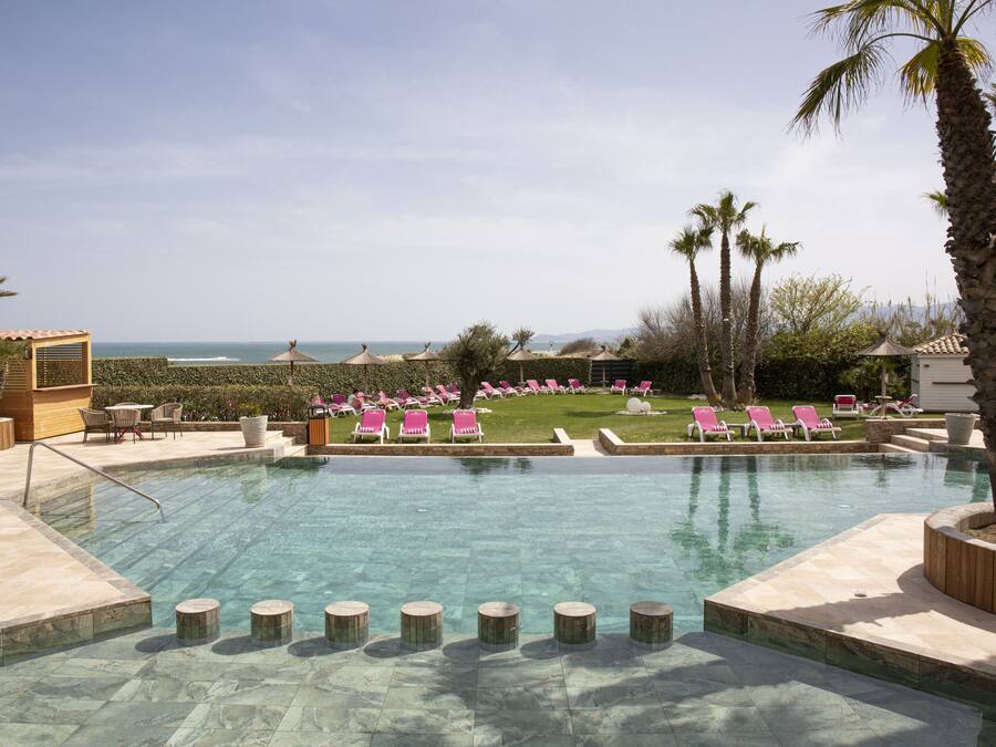 Piscina interior, piscina exterior, espreguiçadeiras