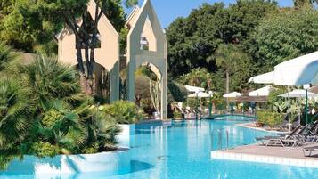 2 piscinas externas, funciona das 8h às 18h, guarda-sóis