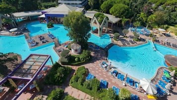 2 piscinas externas, funciona das 8h às 18h, guarda-sóis