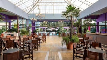 4 restaurantes: servem pequenos-almoços, almoços e jantares