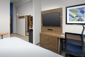 Cofres nos quartos, escrivaninha, cortinas blackout