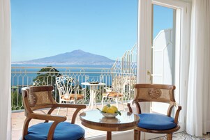 Quarto casal ou duplo, terraço, vista para o mar | Roupas de cama antialérgicas, frigobar, cofres nos quartos, escrivaninha
