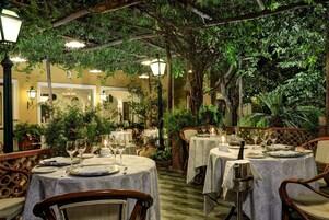 2 restaurantes, é servido café da manhã