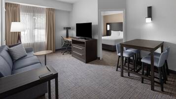 Cofre no quarto, secretária, cortinas/cortinados opacos