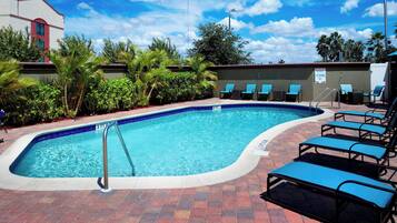 Piscina exterior, espreguiçadeiras